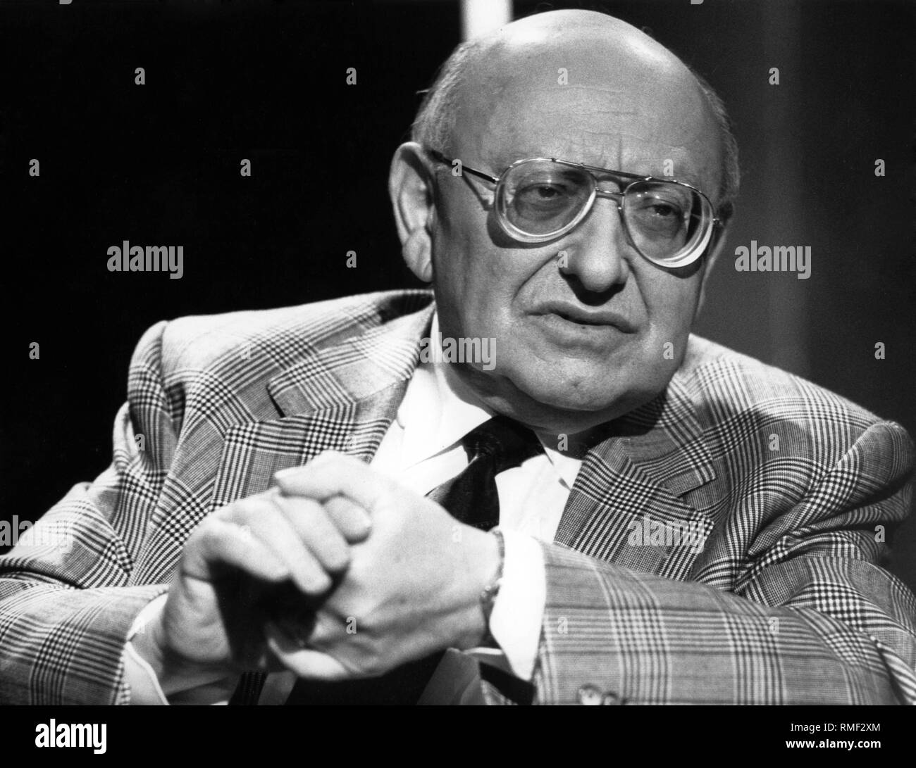 Literary critic Marcel Reich-Ranicki moderates the program ...