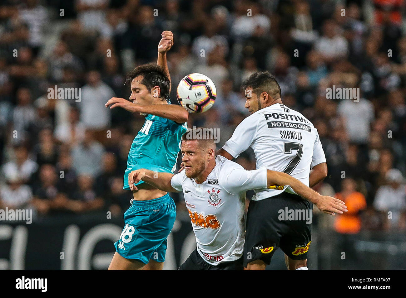 Corinthians X Racing-ARG - Sornoza and Ramiro do Corinthians compete ...