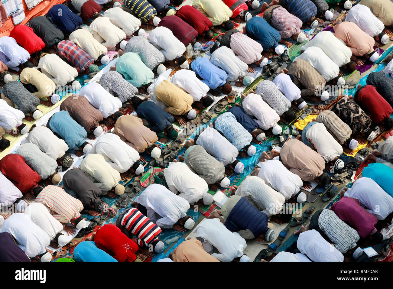 Hundreds of devotees hi-res stock photography and images - Alamy