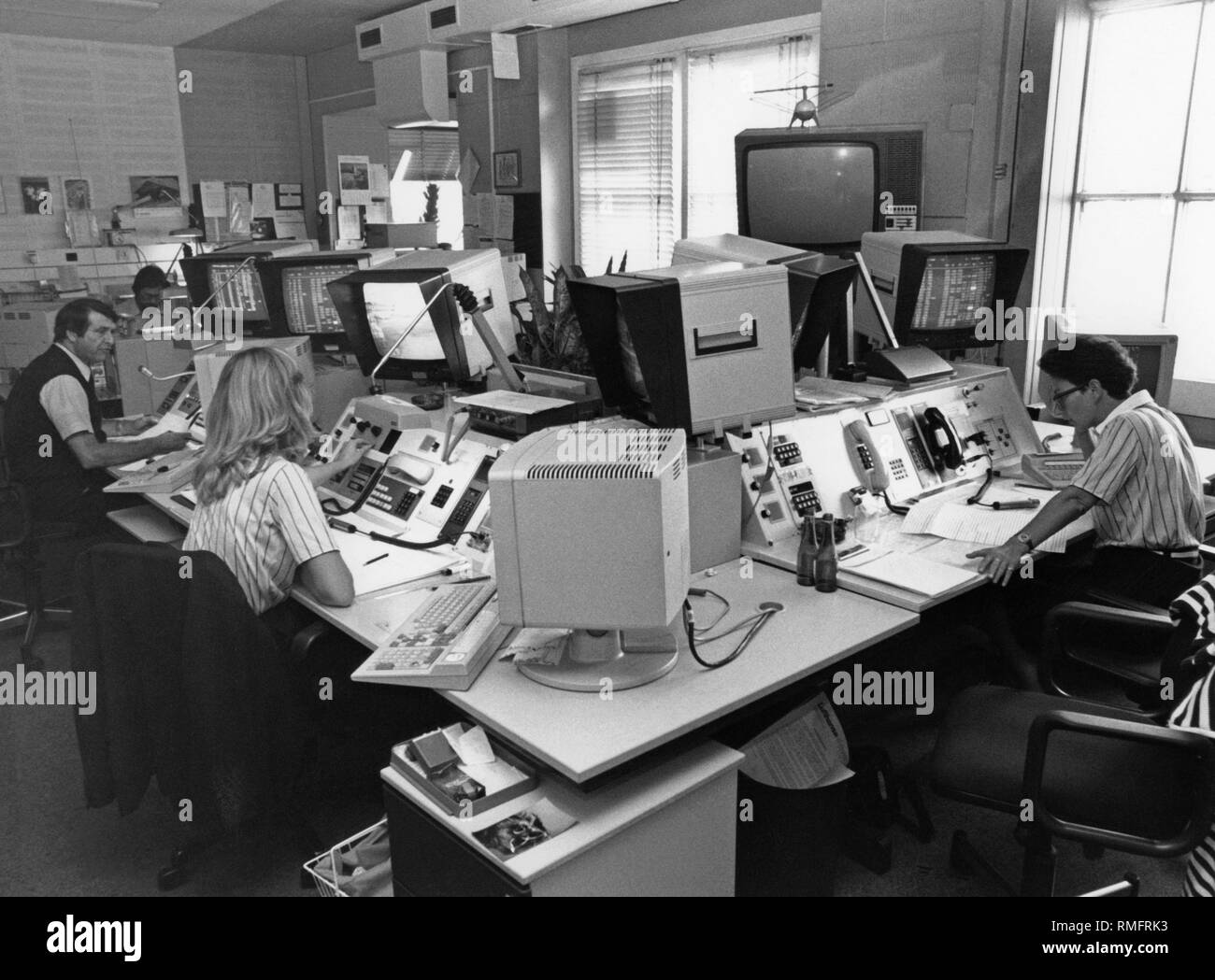 Lufthansa employees at their workplace at Munich-Riem airport Stock ...