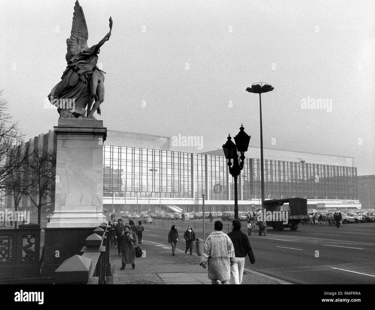Palace bridge in berlin Black and White Stock Photos & Images - Alamy