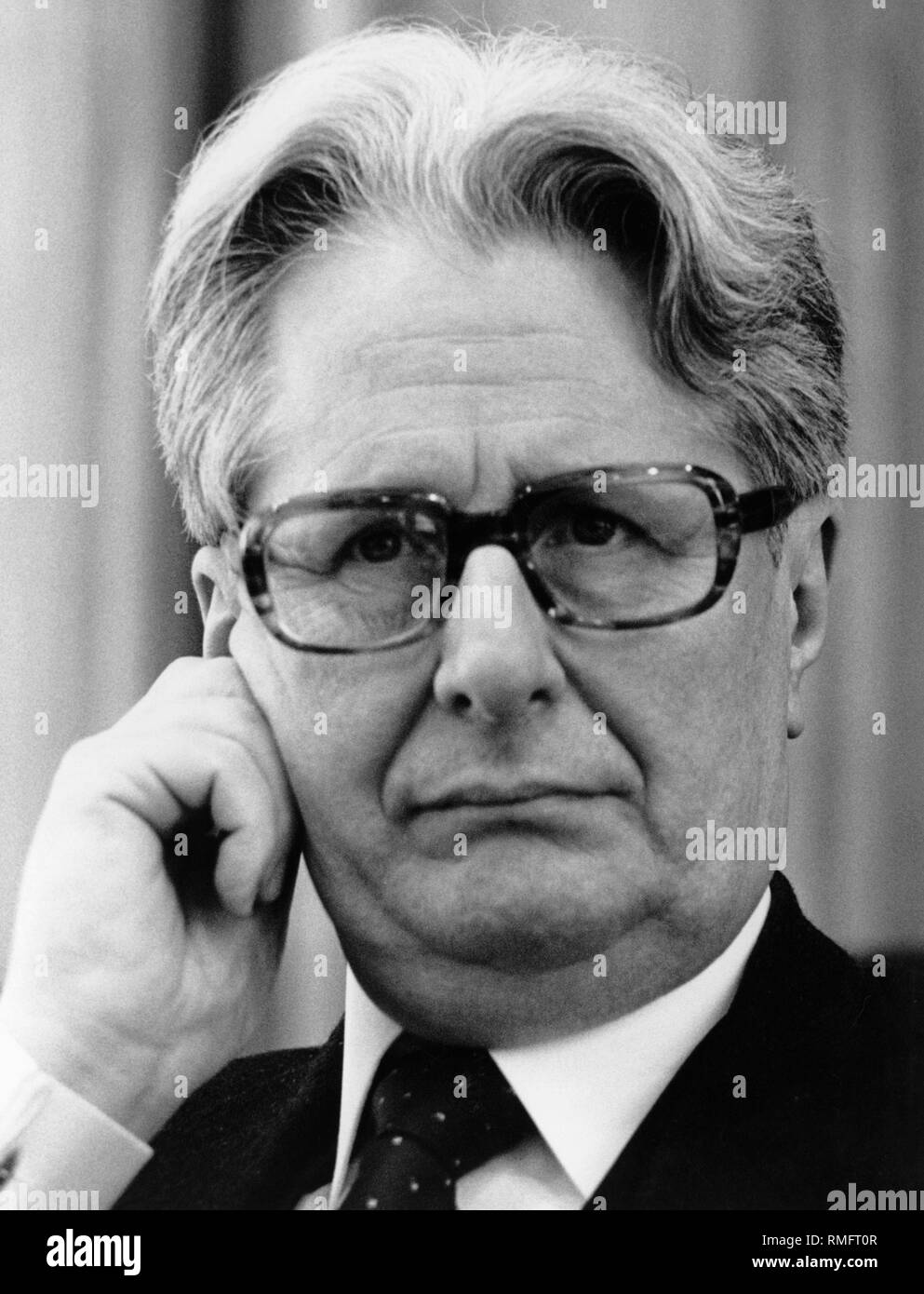 The SPD parliamentary group chairman Hans-Jochen Vogel pulls his ear ...