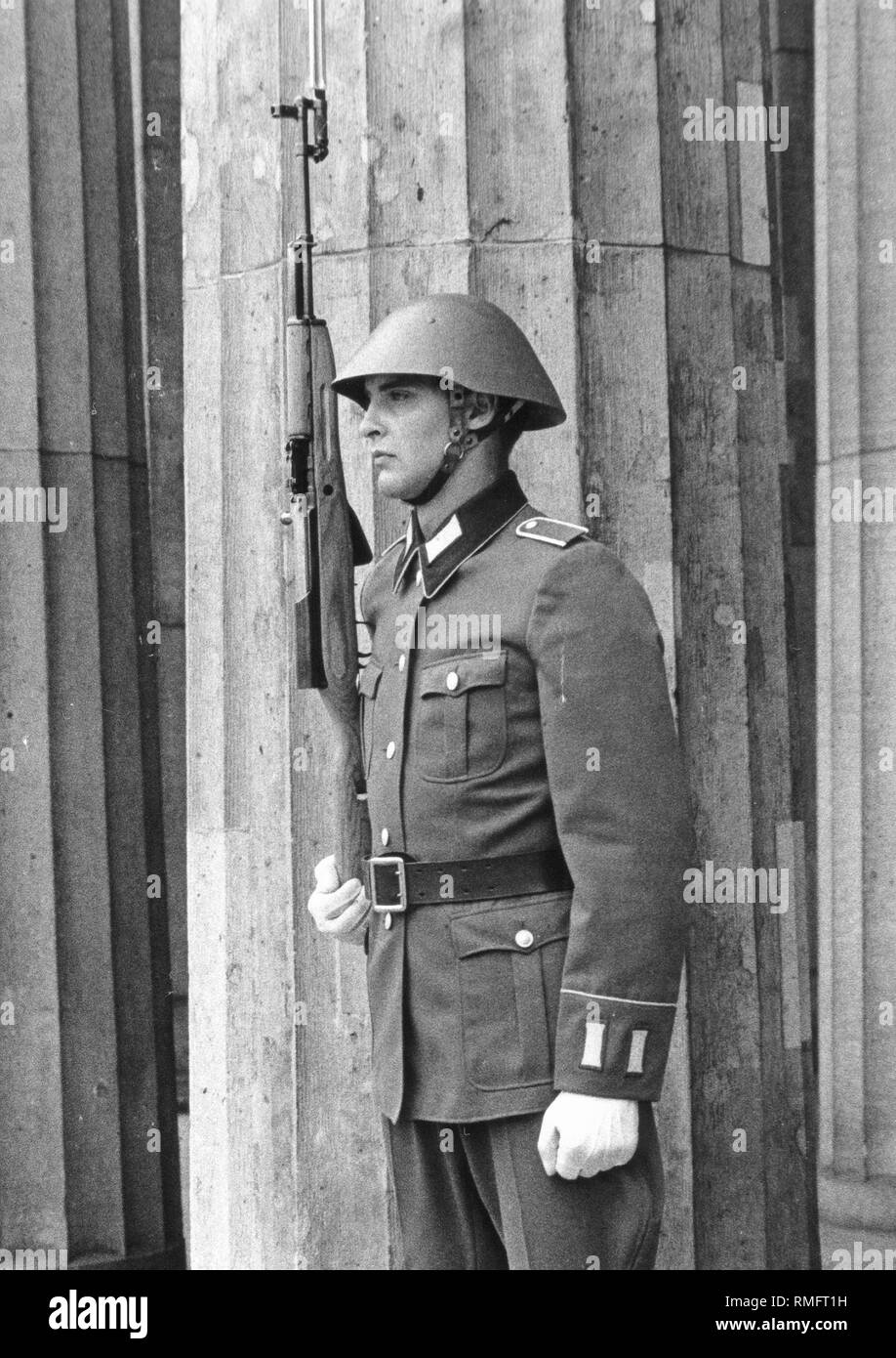 Guard of the GDR army in front of the Neue Wache on the boulevard ...