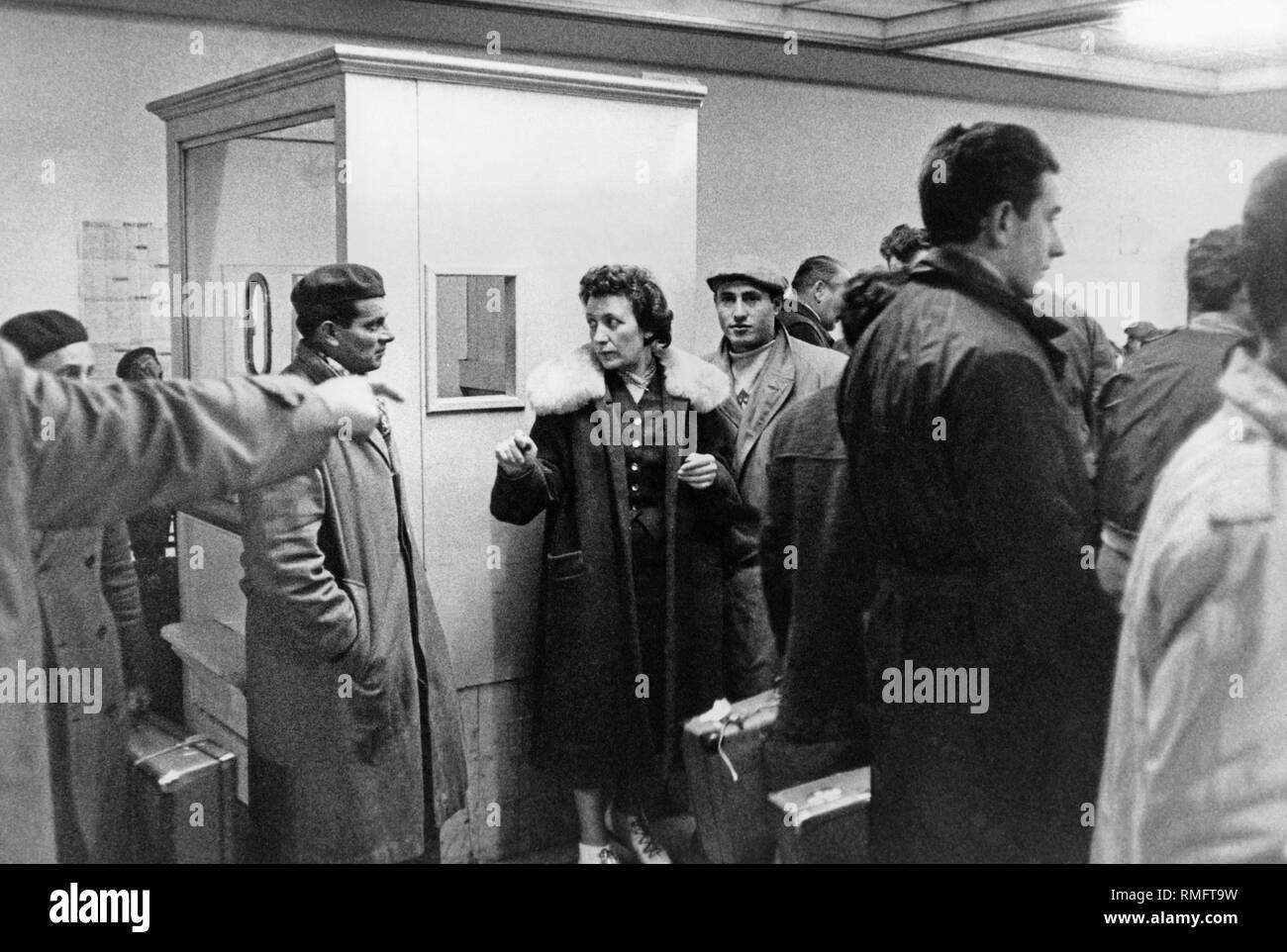 Guest workers recruited in Italy arrive in Germany with their luggage ...