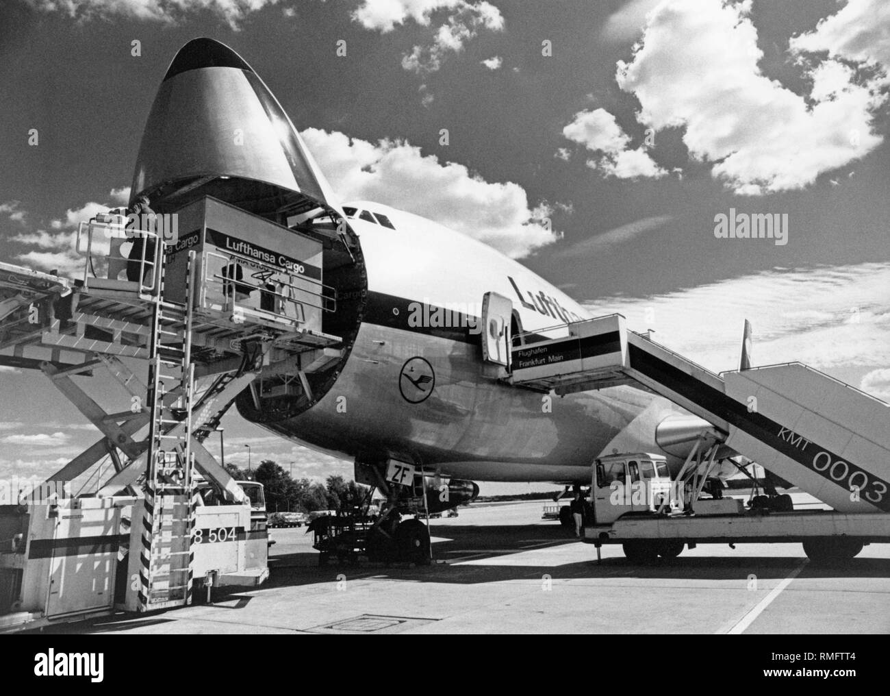 Boeing 747 cargo Black and White Stock Photos & Images - Alamy