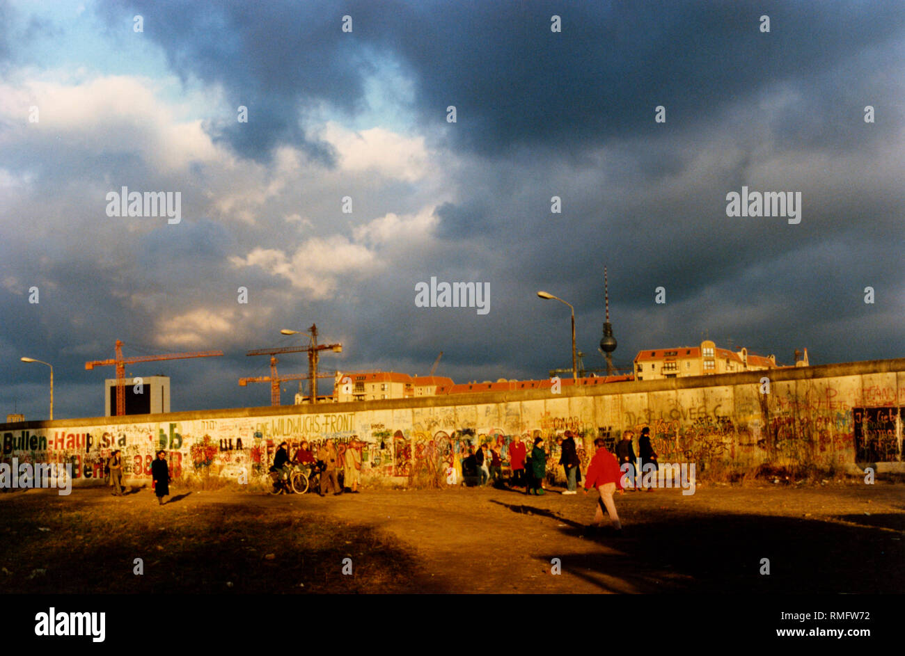 Berlin wall before 1989 hi-res stock photography and images - Alamy