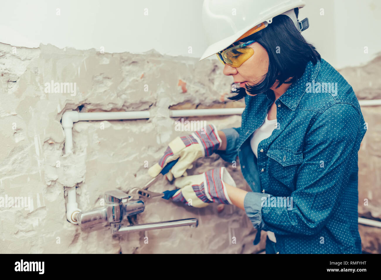 Female plumber toilet hi-res stock photography and images - Alamy