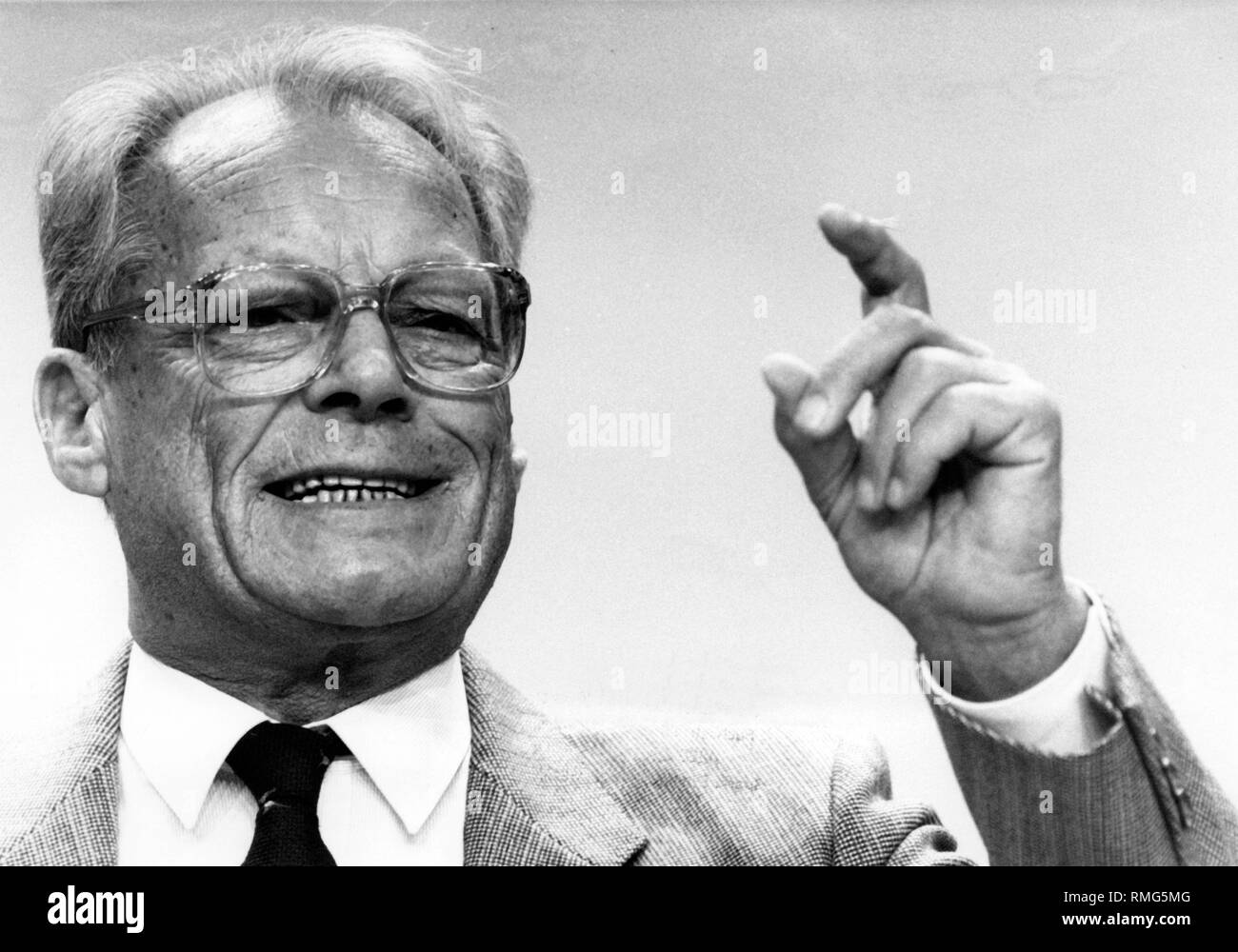 The SPD politician Willy Brandt at the party congress in Nuremberg ...