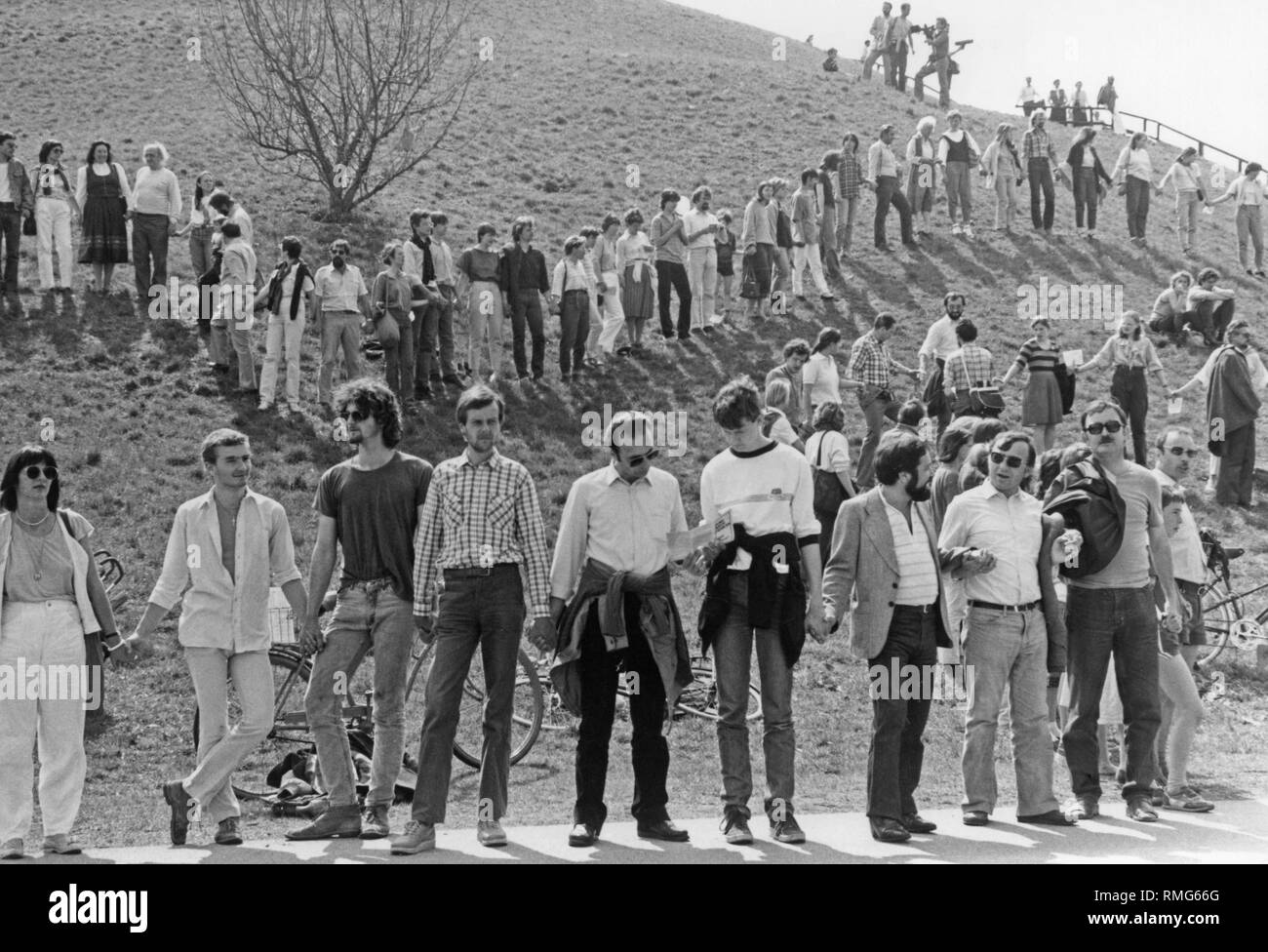At Easter 1984, the peace movement in Munich forms a human chain Stock ...
