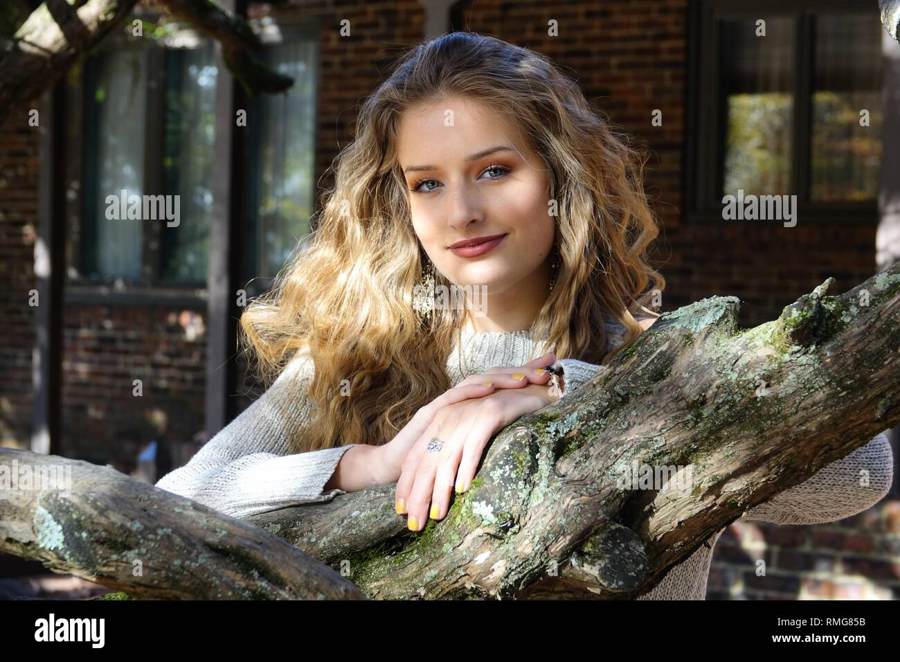 Beautiful country girl in a Fall country setting Stock Photo - Alamy