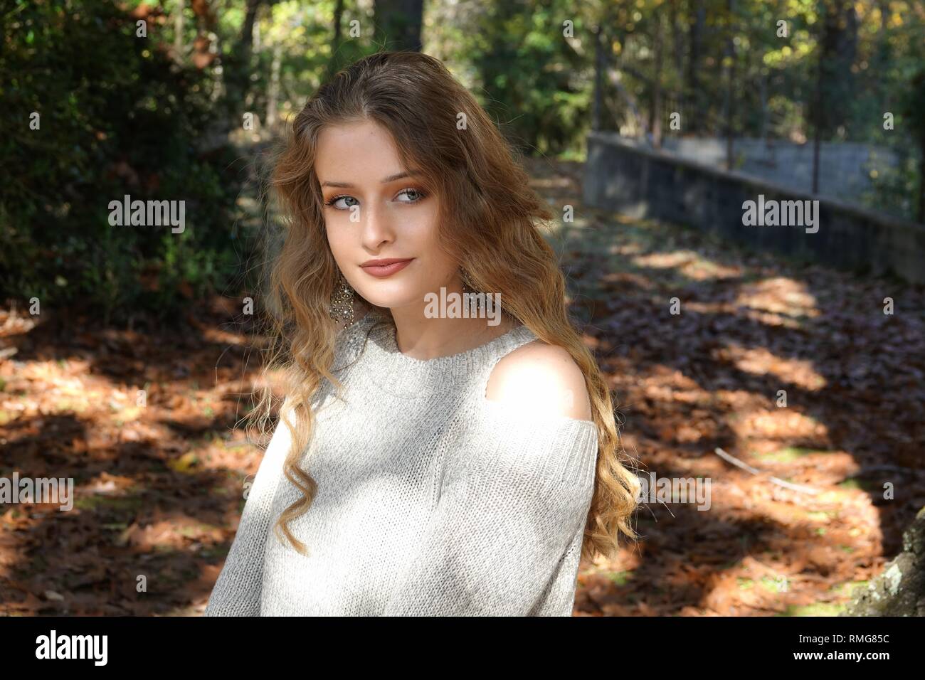 Beautiful country girl in a Fall country setting Stock Photo - Alamy