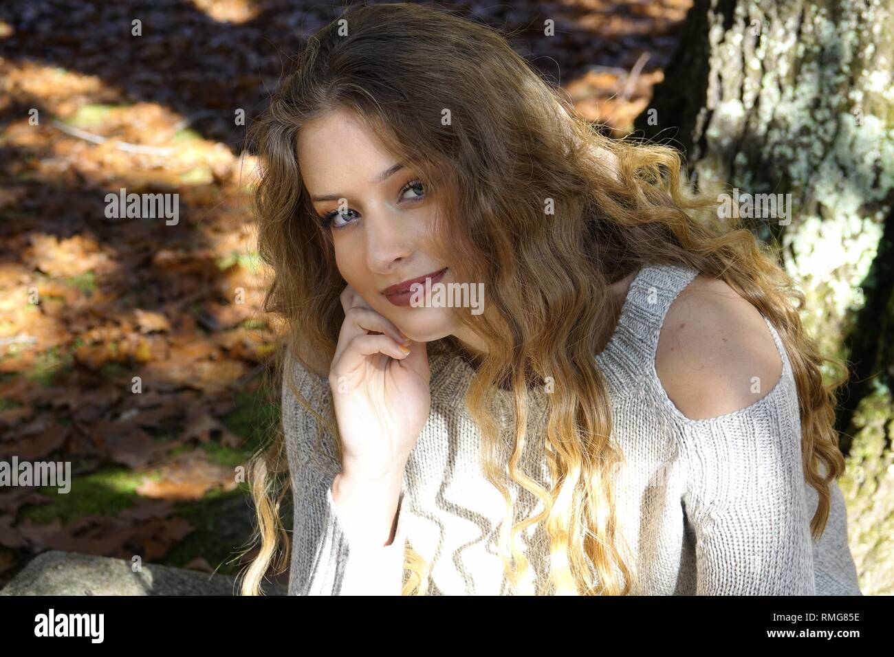 Beautiful country girl in a Fall country setting Stock Photo - Alamy