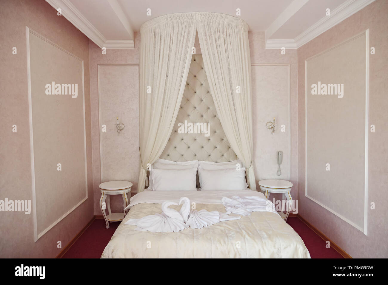 Beautiful hotel for honeymoon sweet. Bed, clean pillows and bed sheets ...