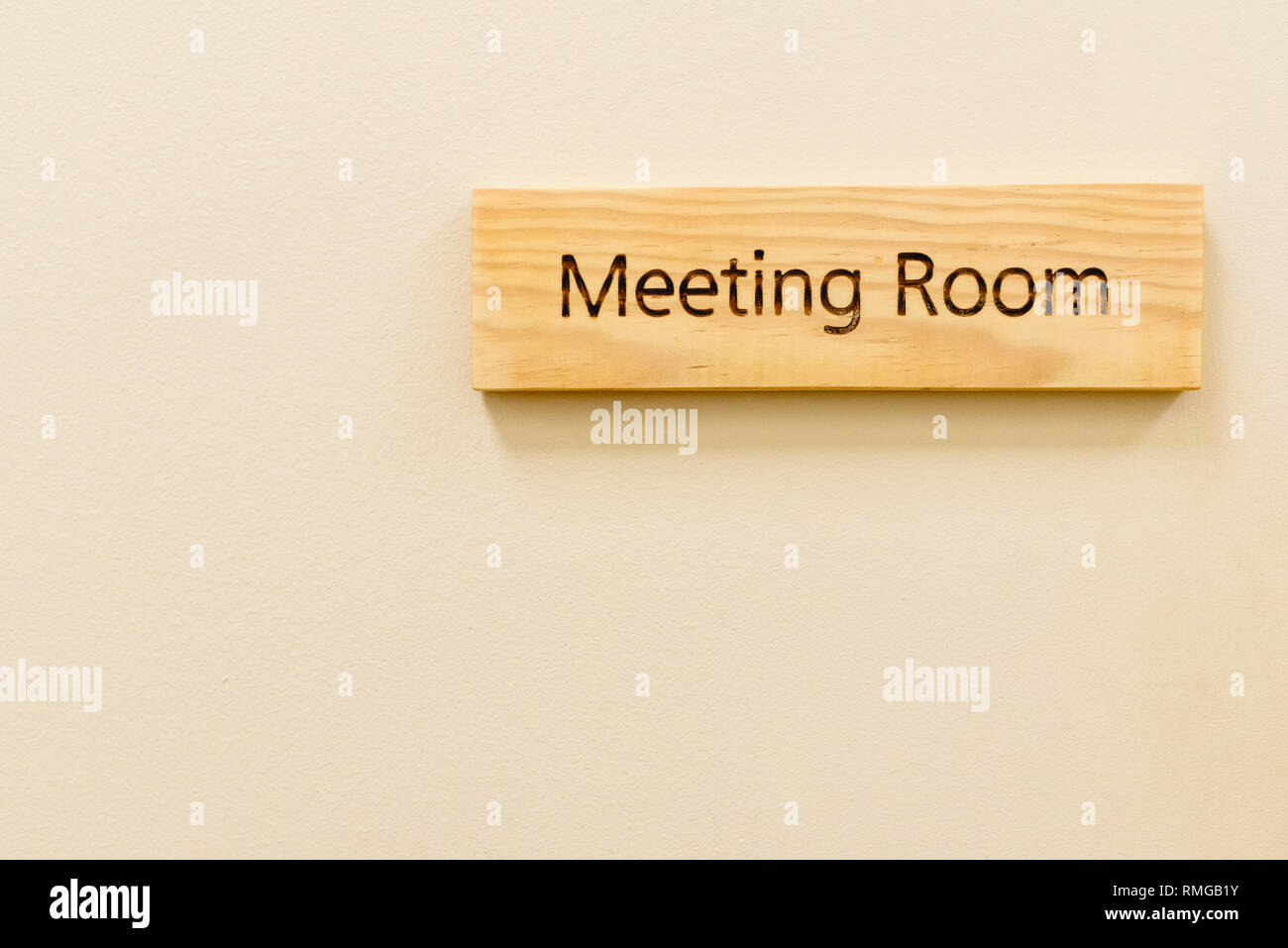Wooden sign with the word Meeting Room Stock Photo - Alamy