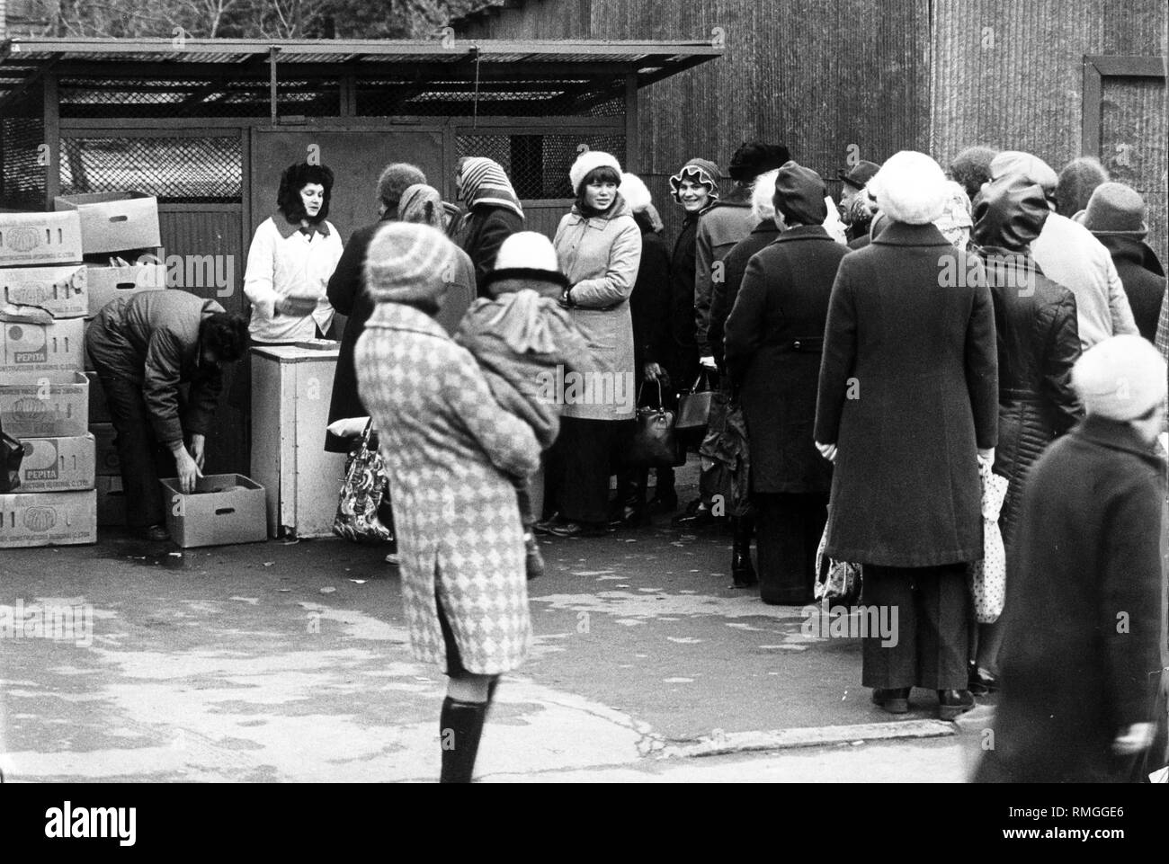 Soviet food queue hi-res stock photography and images - Alamy