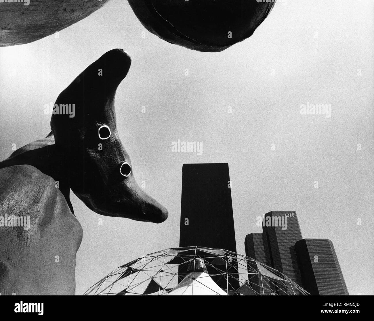 [modern art] sculpture in Black and White Stock Photos & Images - Alamy