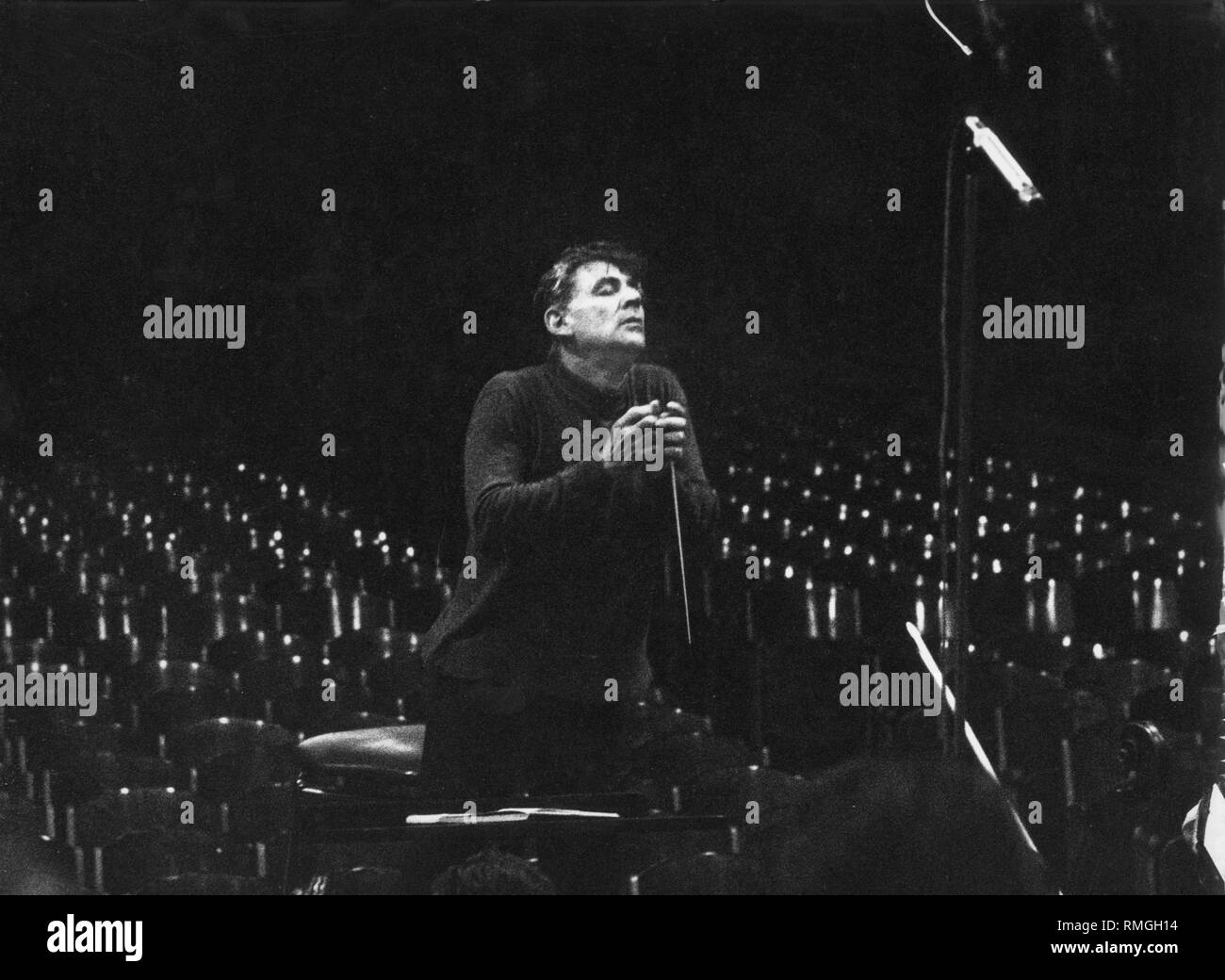 Leonard bernstein conducting hi-res stock photography and images - Alamy