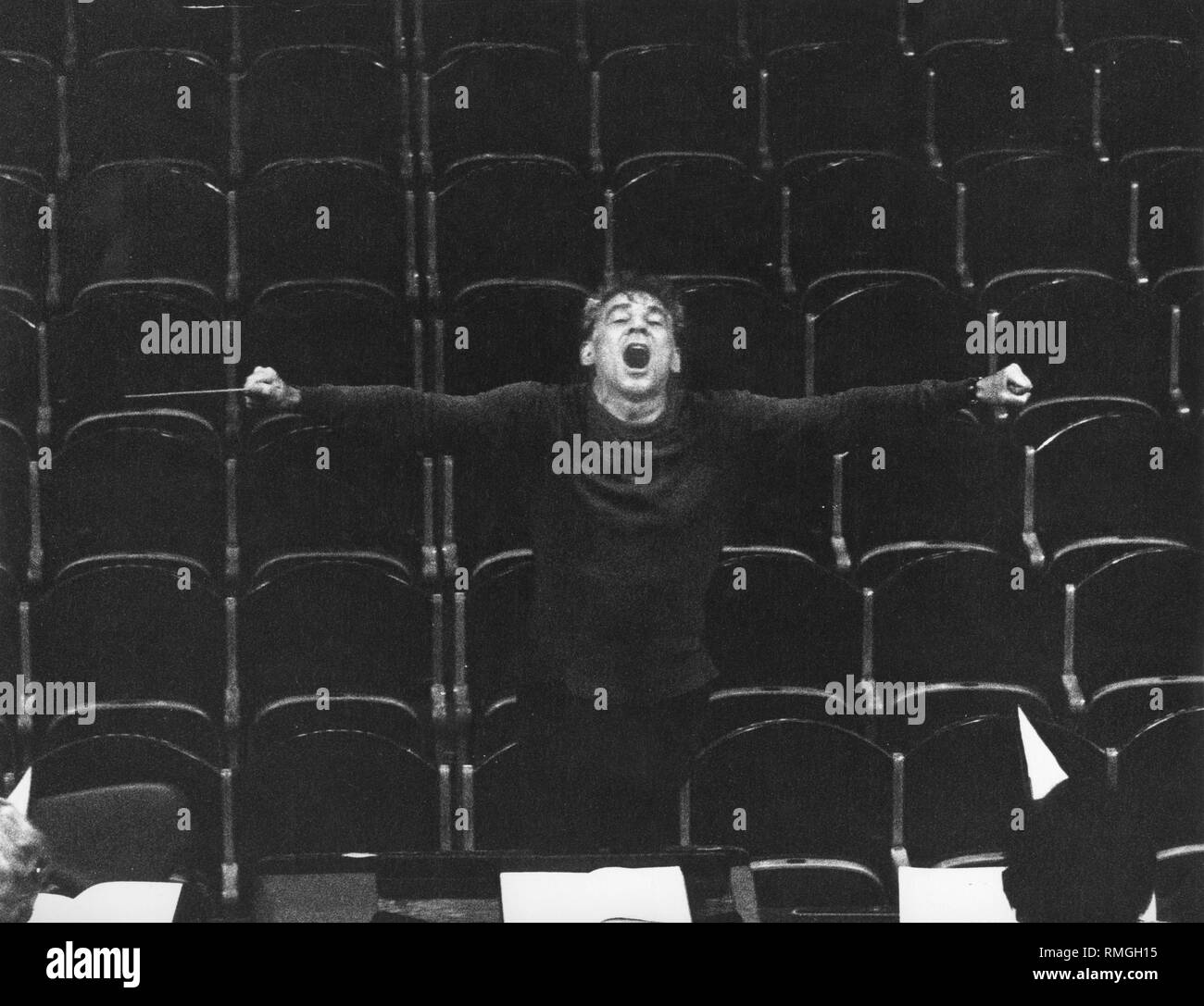 Leonard bernstein conducting hi-res stock photography and images - Alamy