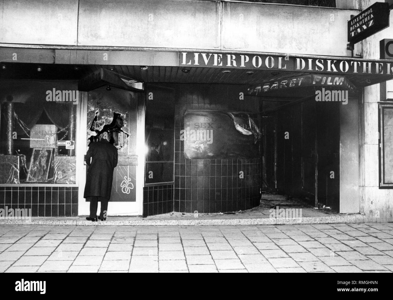 1980s bar scene Black and White Stock Photos & Images - Alamy