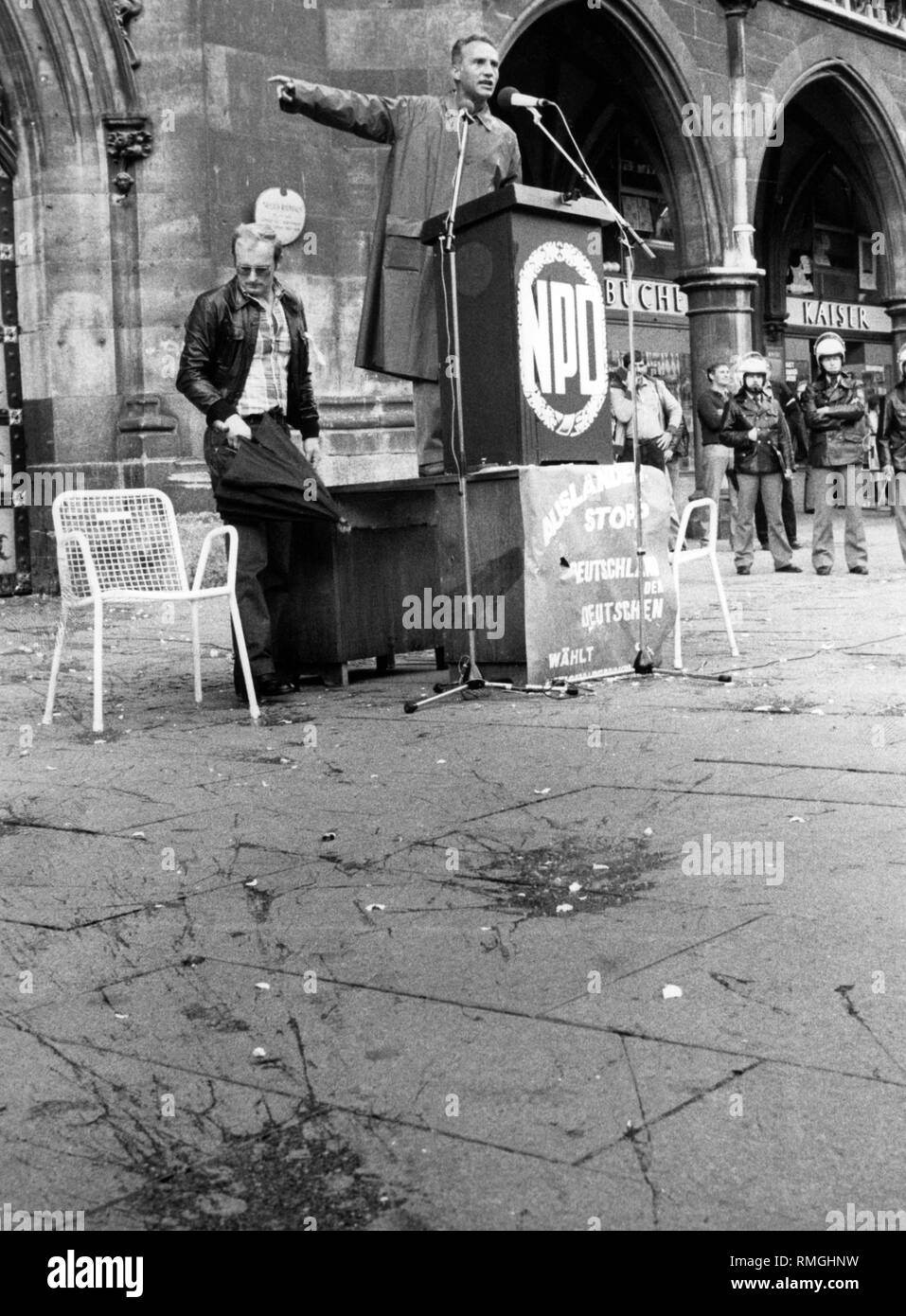 This photo shows a NPD rally on the Munich Marienplatz. On the election ...