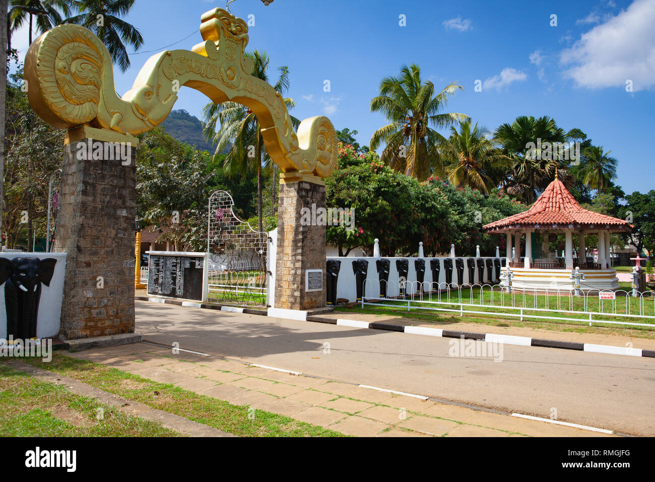Aluviharaya rock hi-res stock photography and images - Alamy