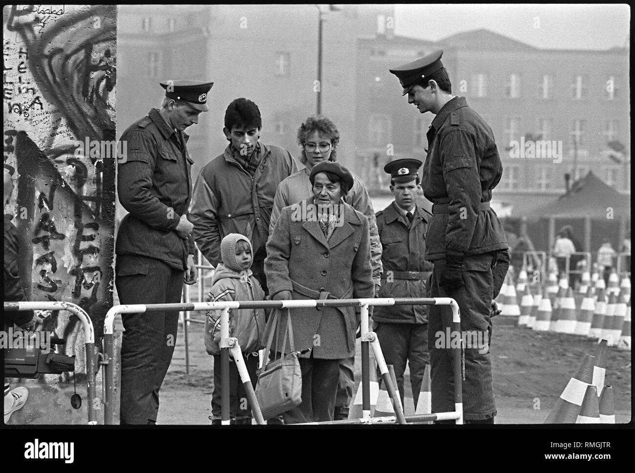 November 13, 1989 - New border crossing at Potsdamer Platz Stock Photo ...