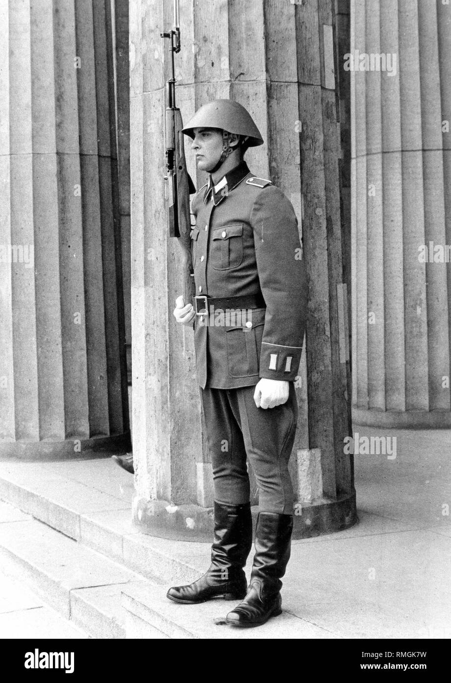 Guard of the GDR army in front of the Neue Wache on the boulevard ...