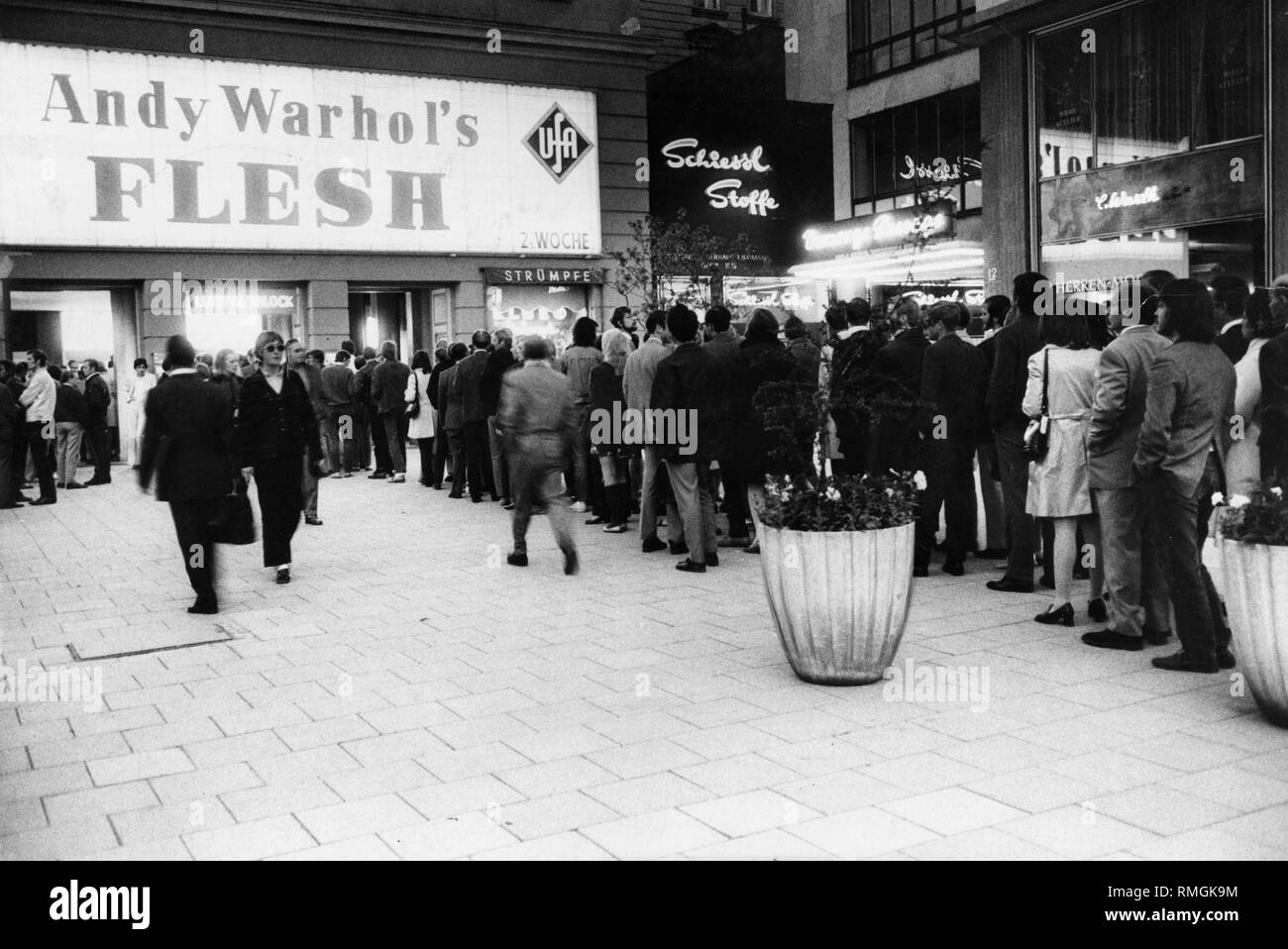 Cinema Queue High Resolution Stock Photography and Images - Alamy