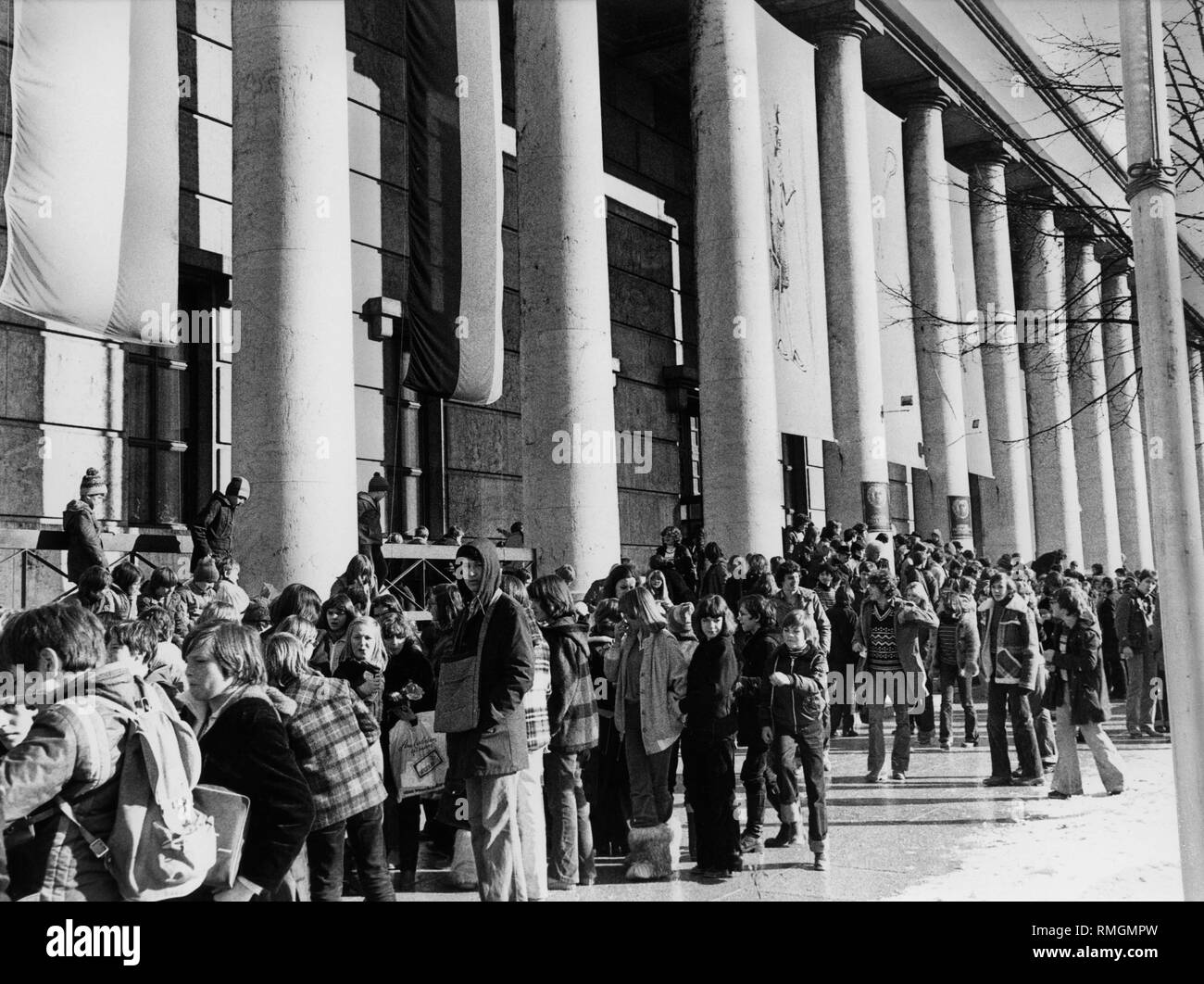 Crowd of visitors / queue for the exhibition "Gods - Pharaohs". Haus ...
