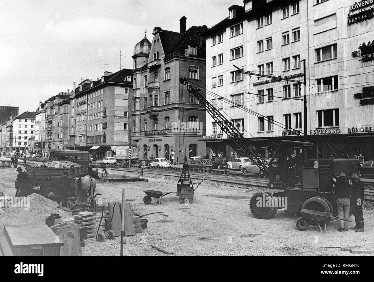 Extensive road construction in the Leopoldstrasse in Munich Stock Photo ...