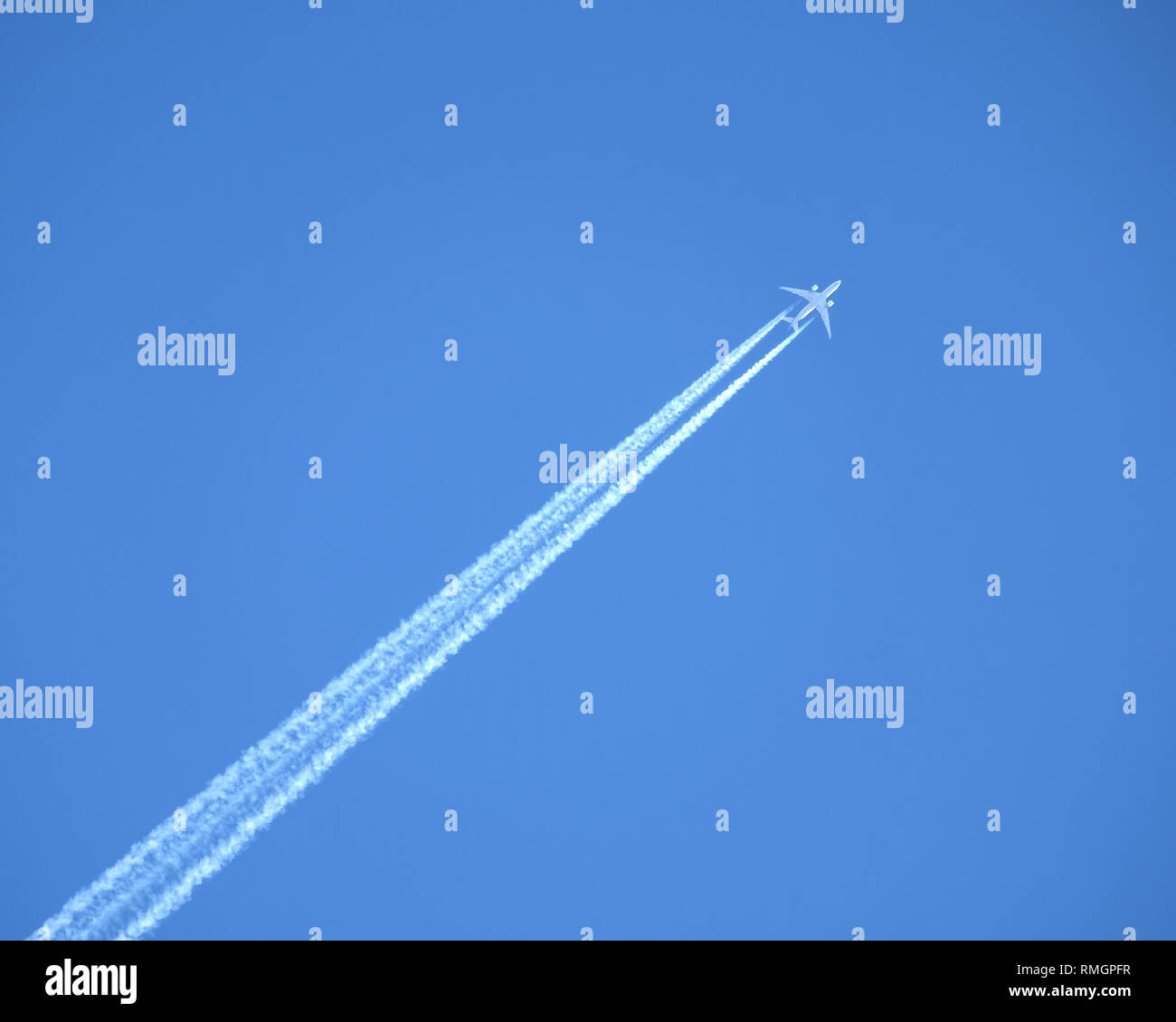 Flying from left to right hi-res stock photography and images - Alamy