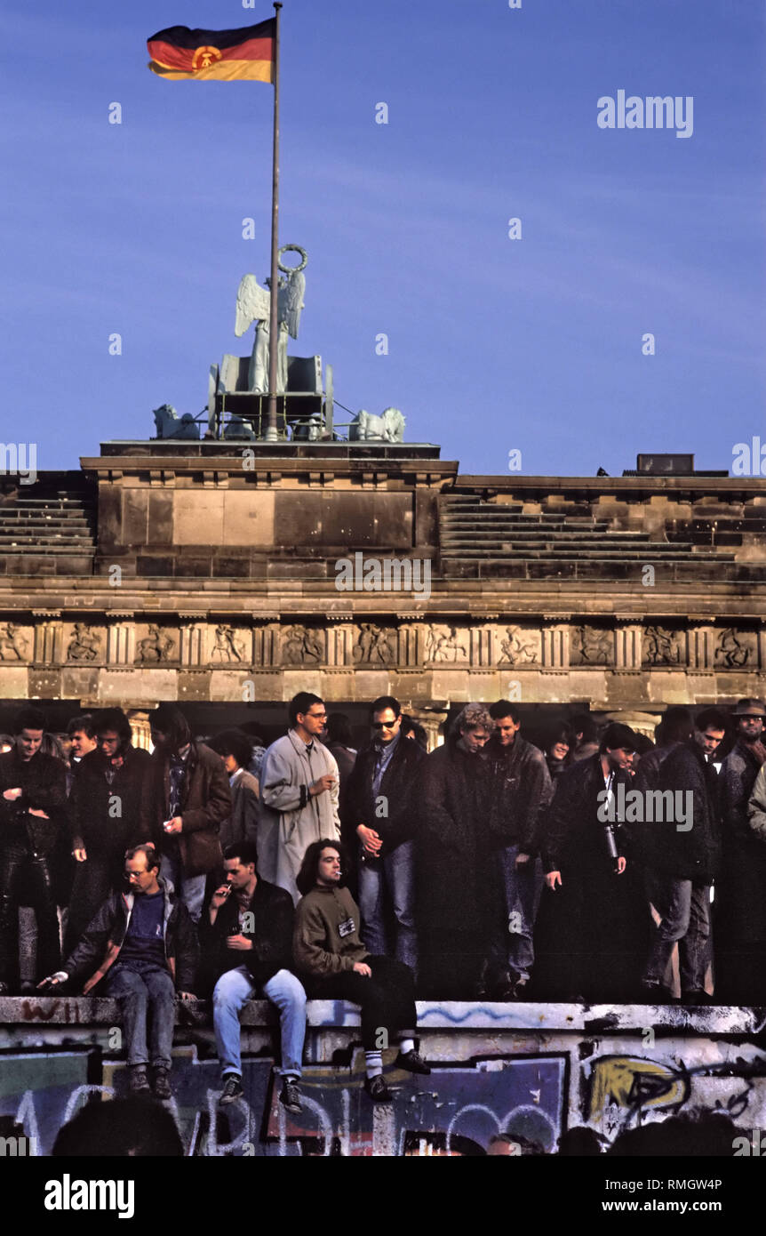 Fall Of The Berlin Wall, 1989 Stock Photos & Fall Of The Berlin Wall ...