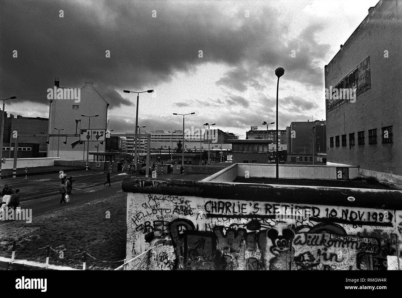 Checkpoint charlie 1989 hi-res stock photography and images - Alamy