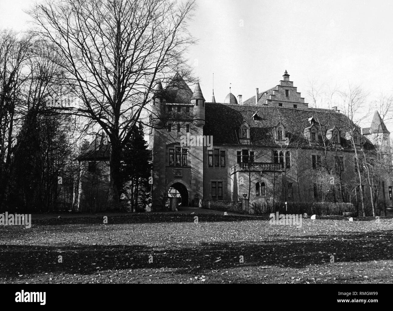The nuclear power plant Dresden Generating Station in Illinois while ...