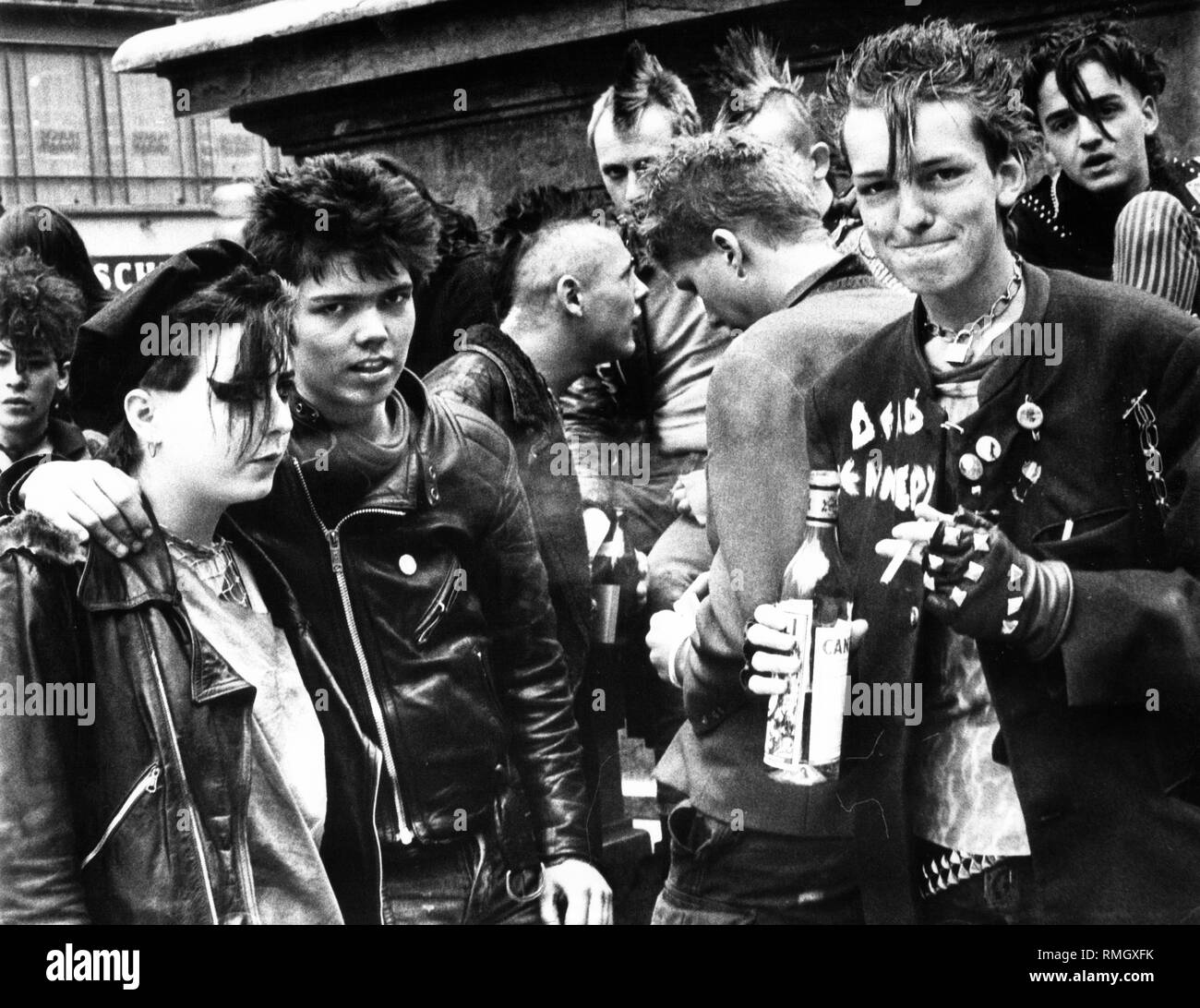 Teenager smoking drinking hi-res stock photography and images - Alamy