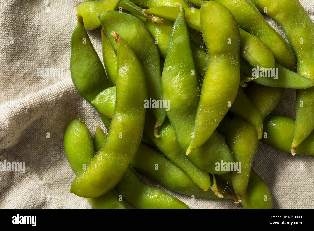 Raw Green Organic Edamame Soy Beans Ready to Eat Stock Photo - Alamy
