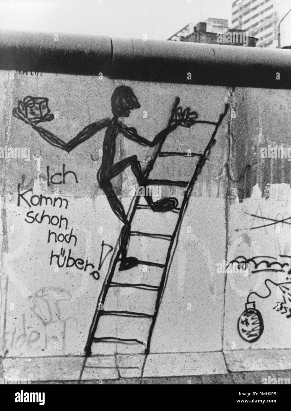 Man on a ladder spray painting hi-res stock photography and images - Alamy