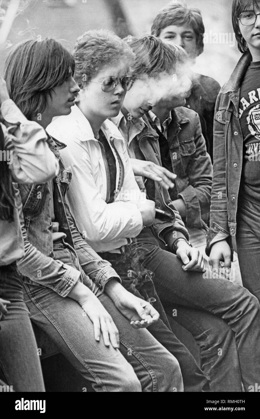 Teenagers smoking school hi-res stock photography and images - Alamy