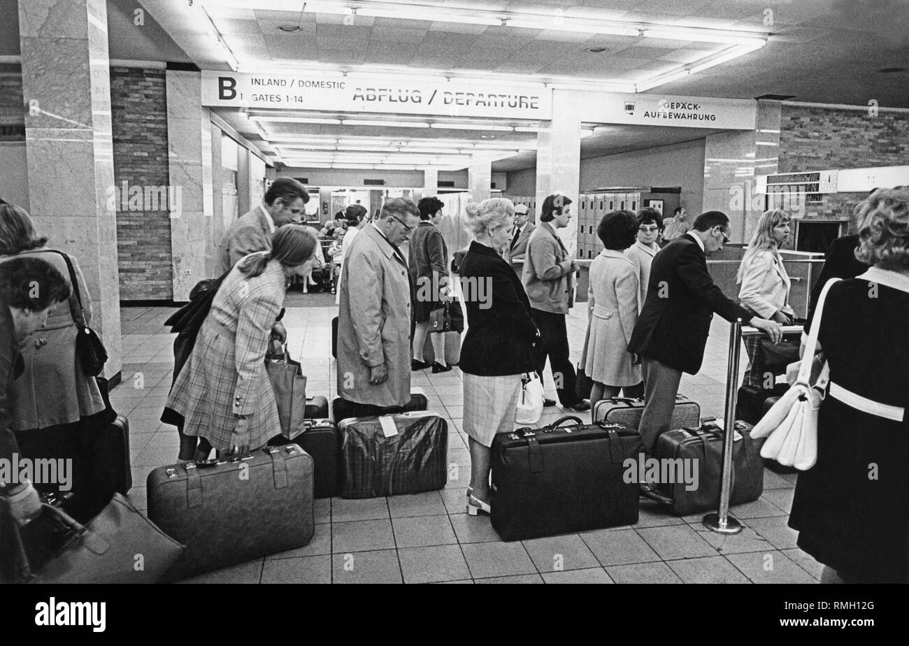 Check in airport 60s hi-res stock photography and images - Alamy