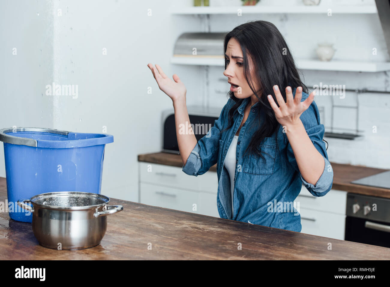 Sad woman kitchen table hi-res stock photography and images - Alamy