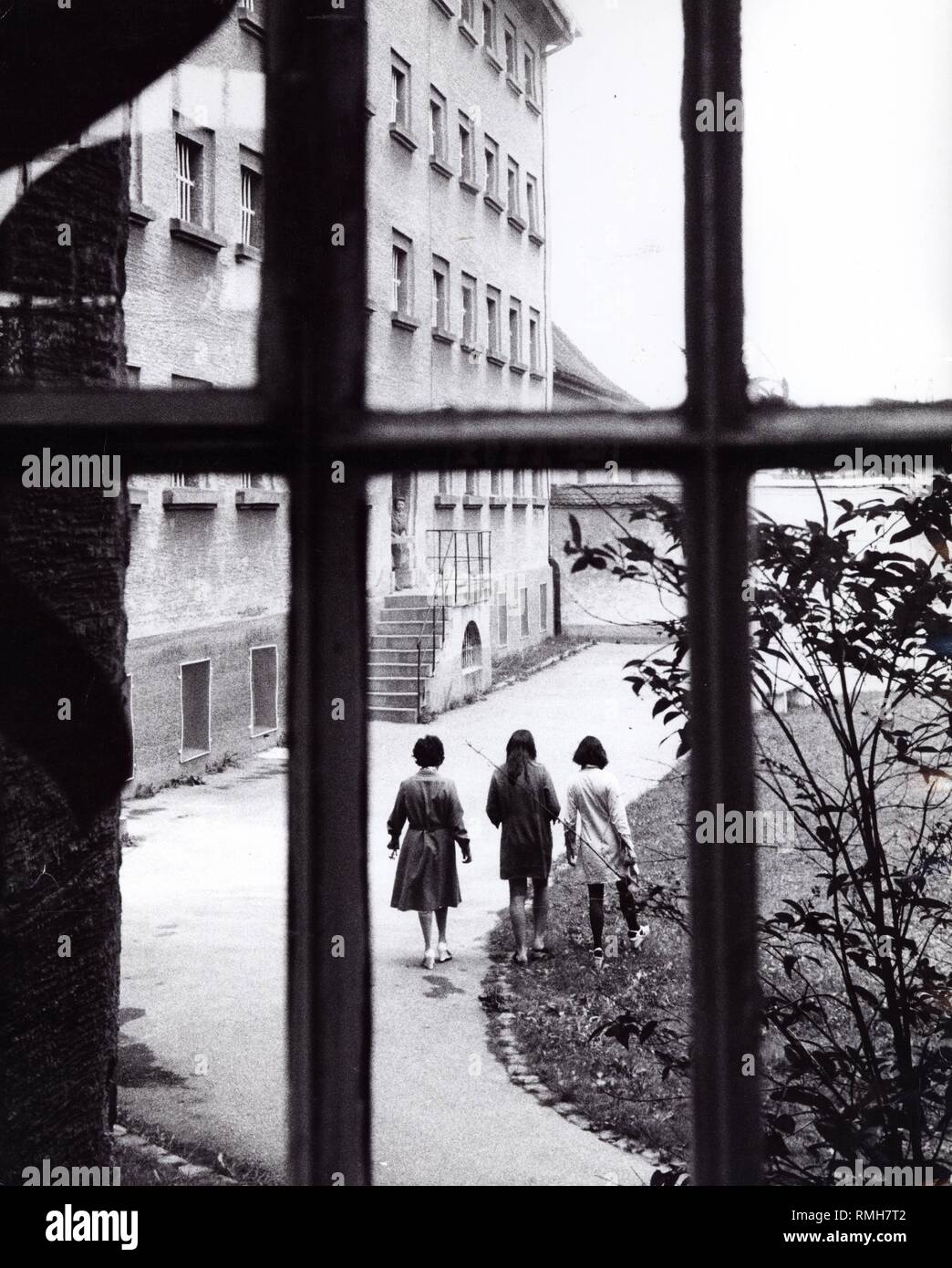 Young prisoners in the yard of the Aichach women's prison. Left, a ...