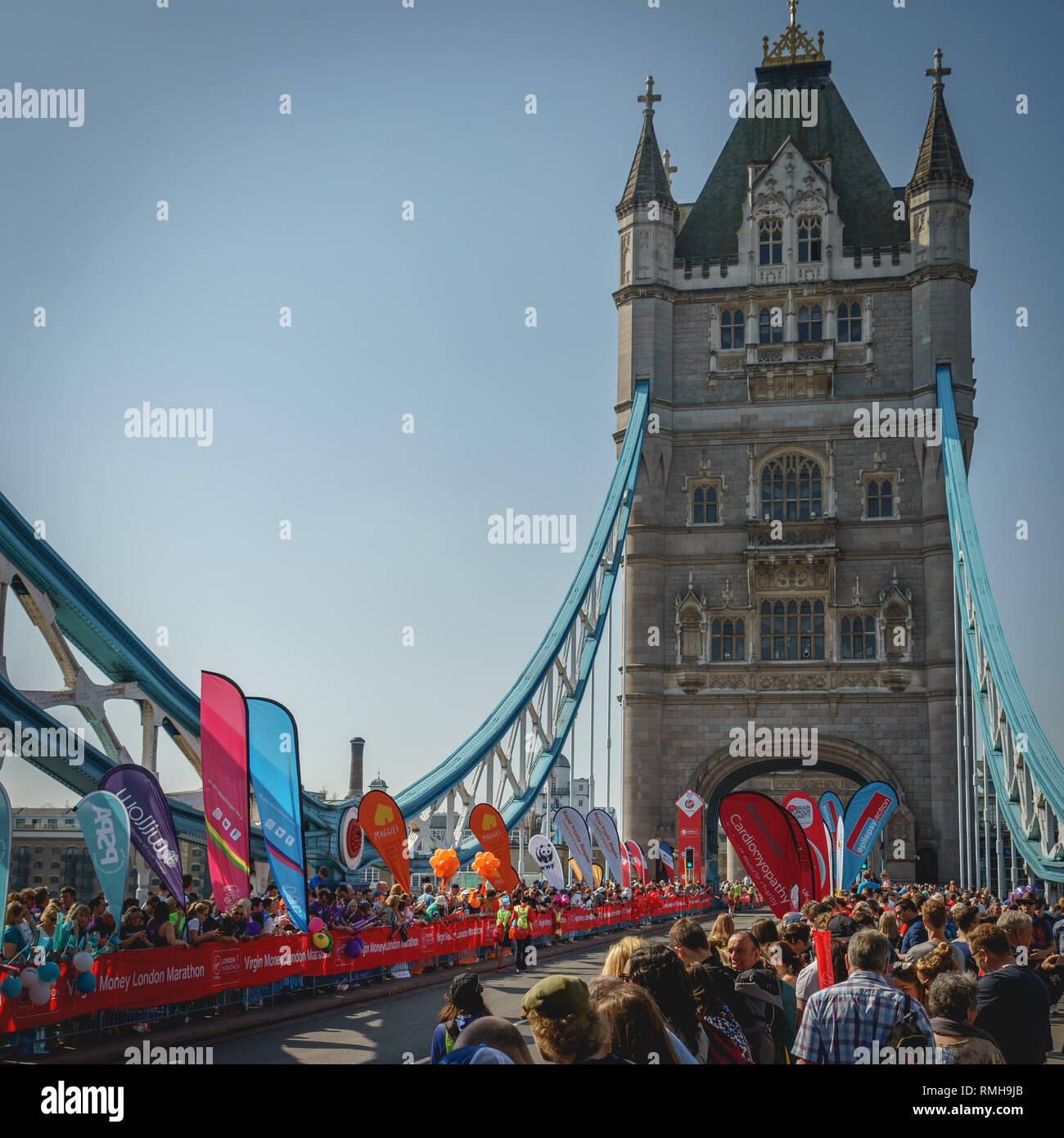 The london marathon, tower bridge hi-res stock photography and images ...