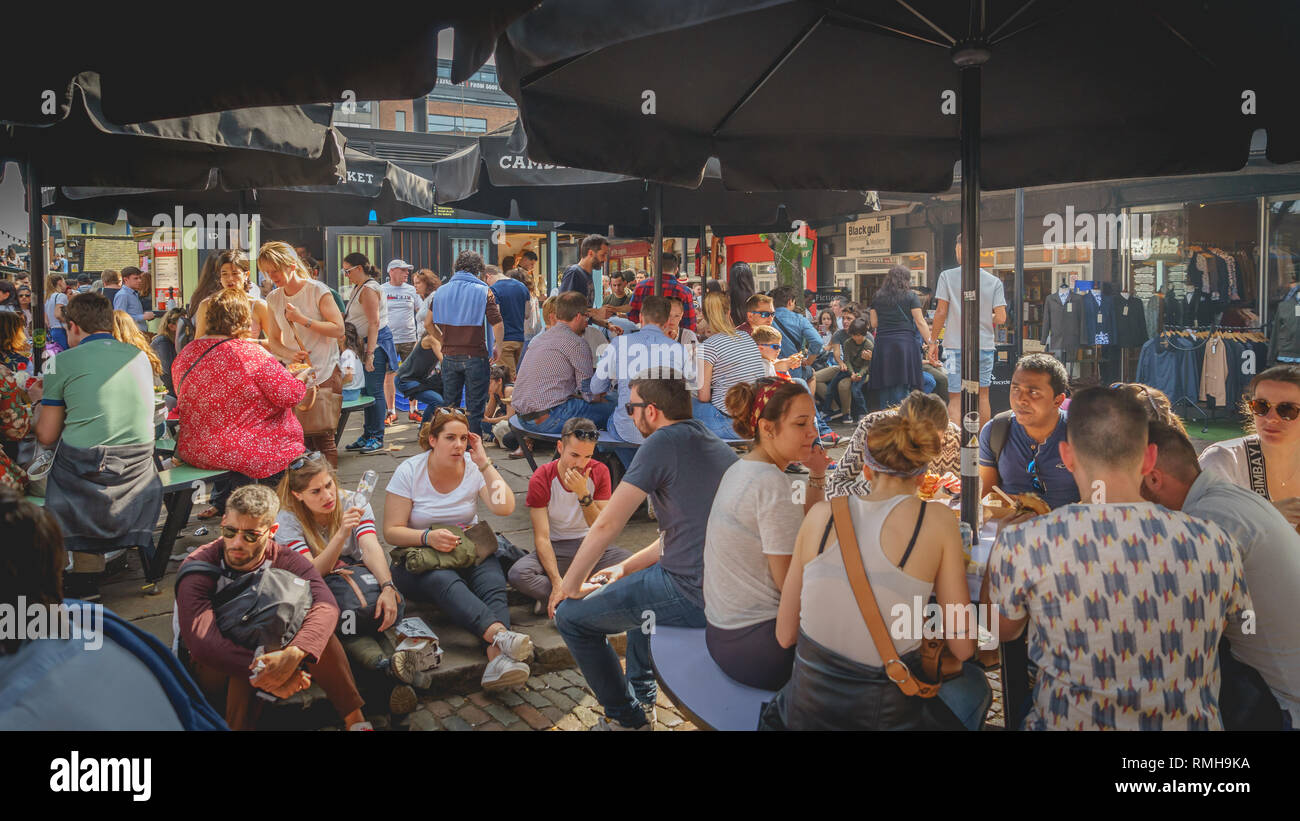 Crowd people uk happy hi-res stock photography and images - Alamy