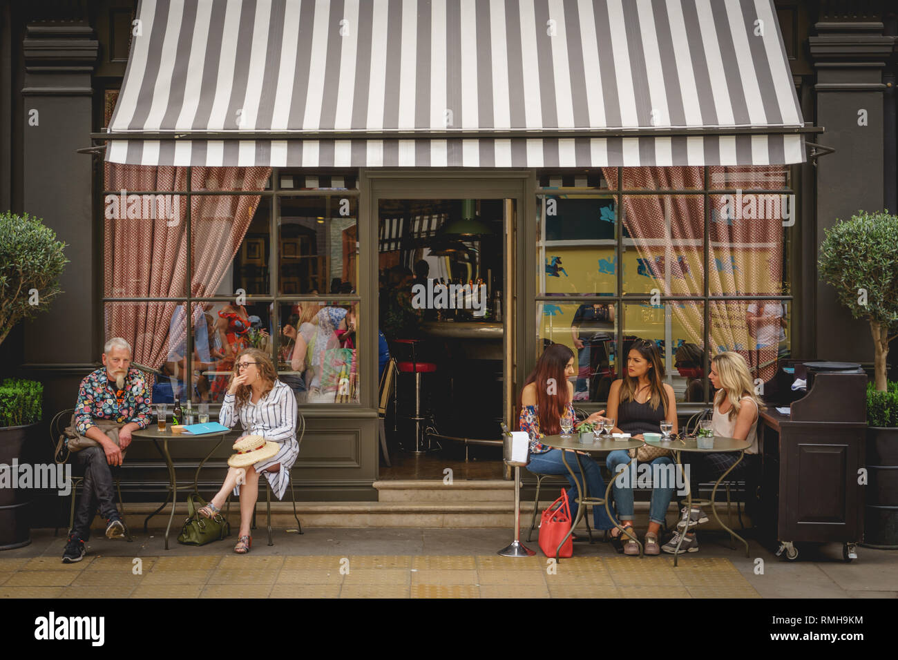 Man sitting outside a bar hi-res stock photography and images - Alamy