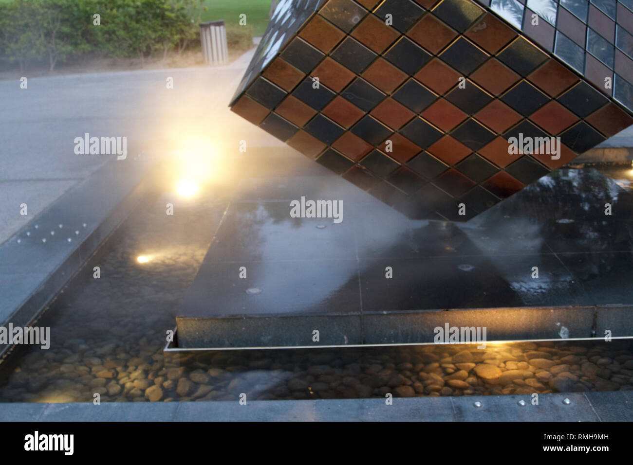 Cube sculpture hi-res stock photography and images - Alamy