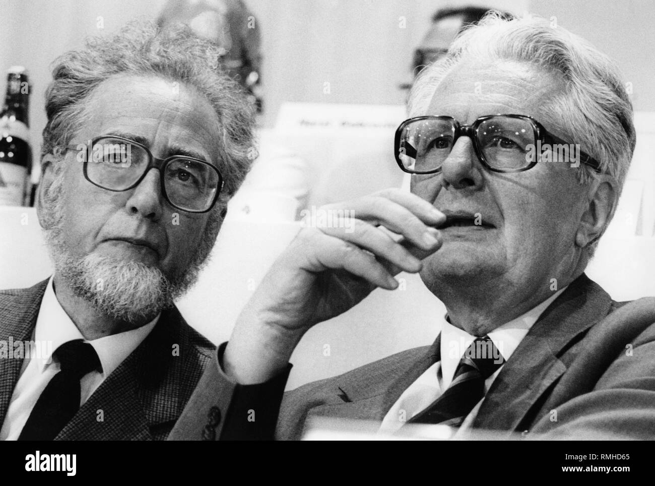 2 8 1988 Black and White Stock Photos & Images - Alamy