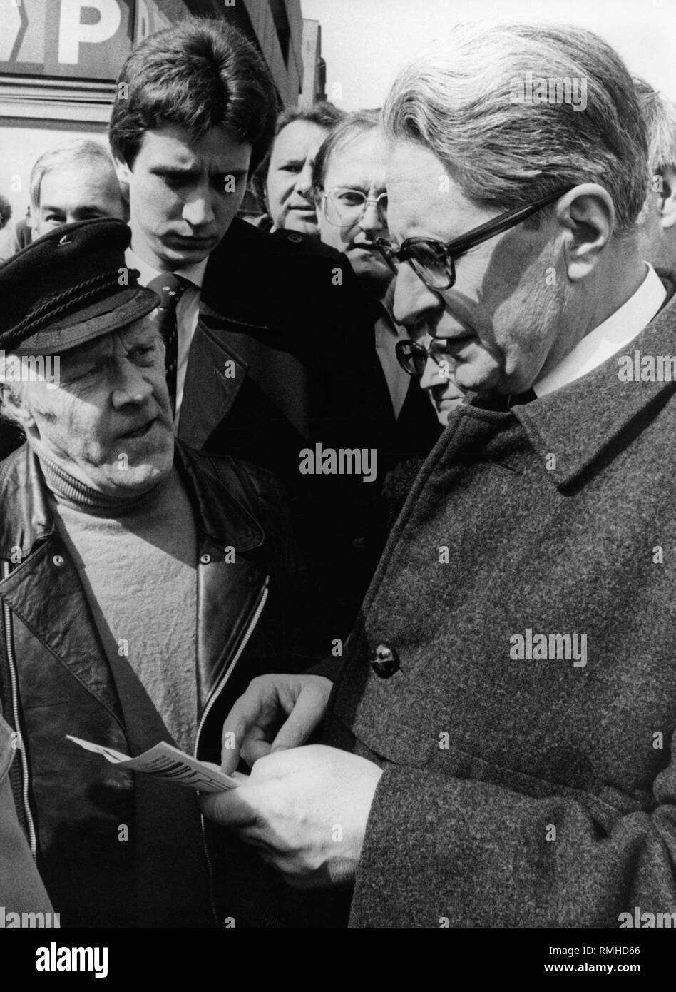 The Governing Mayor of Berlin Hans-Jochen Vogel in conversation with ...