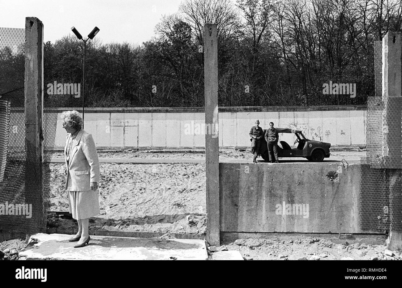 Berlin walls 1990 hi-res stock photography and images - Alamy