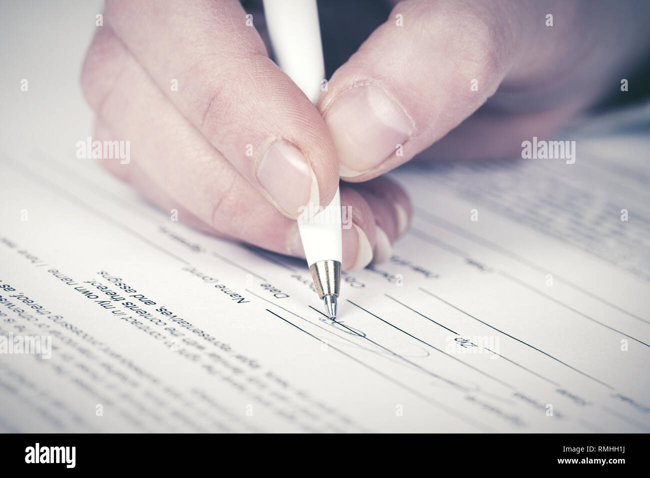 Business woman signing contract Stock Photo - Alamy