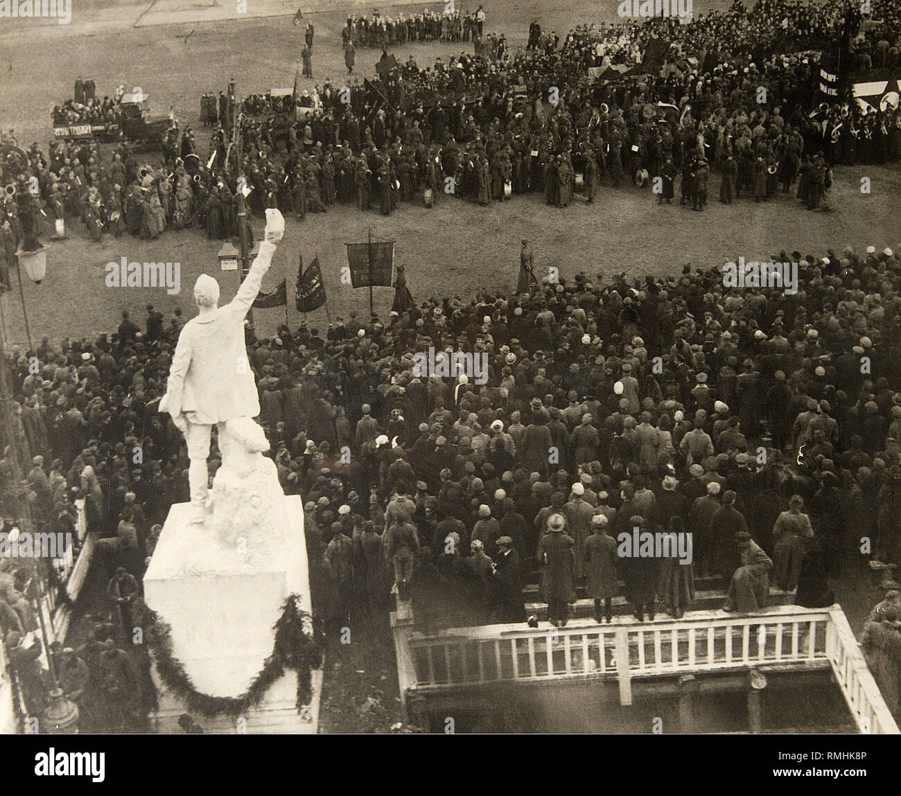 Red proletarian hi-res stock photography and images - Alamy